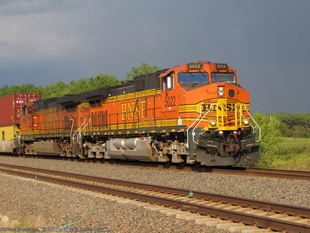 BNSF 5022 leads a wb stack train.